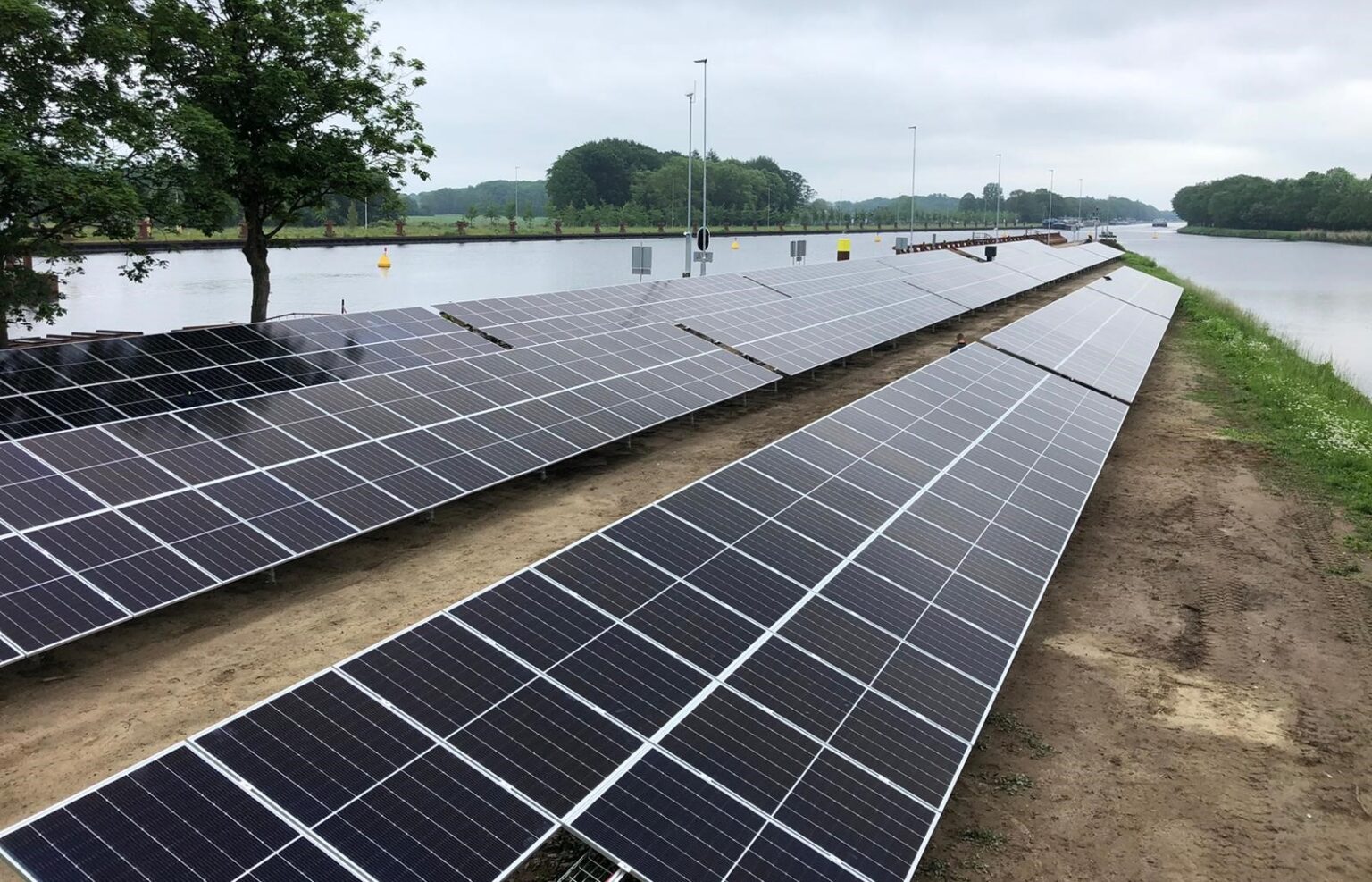 Ground-mounted solar structures - FIRST BASE Ground Screws